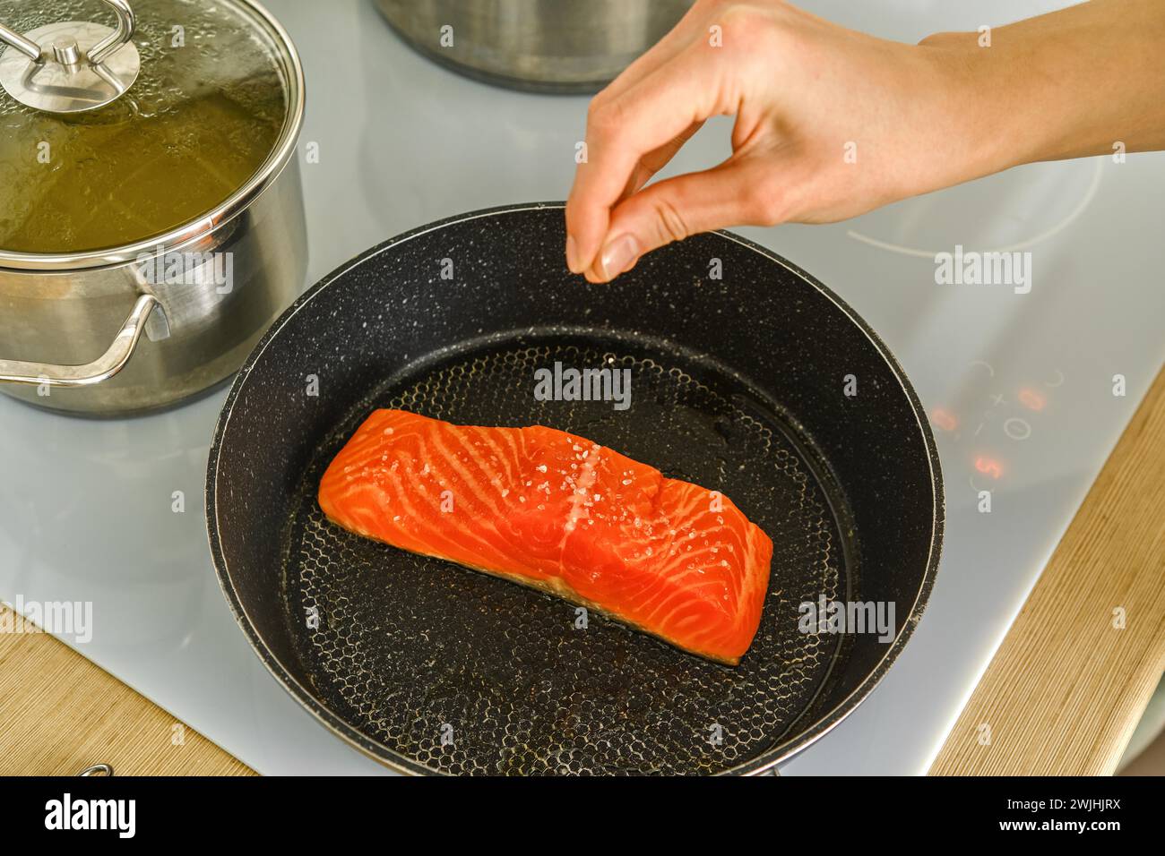 Pinch of sea salt hi-res stock photography and images - Alamy