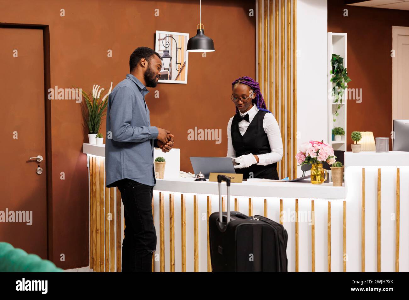 Guest standing front desk talking hi-res stock photography and images ...