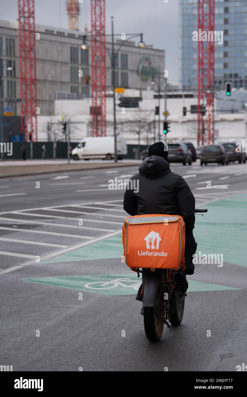 Delivery cycle hi-res stock photography and images - Alamy
