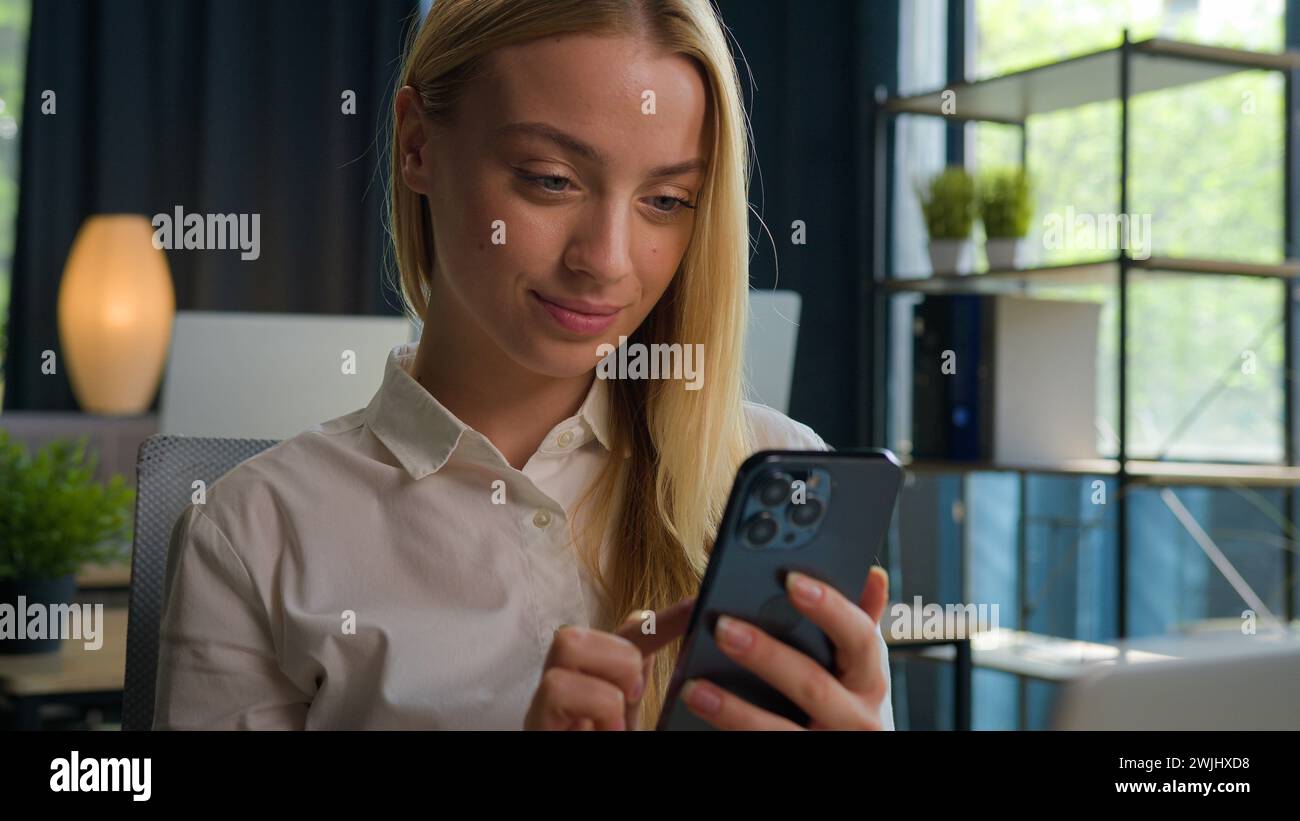 Girl social media apps phone hi-res stock photography and images - Alamy
