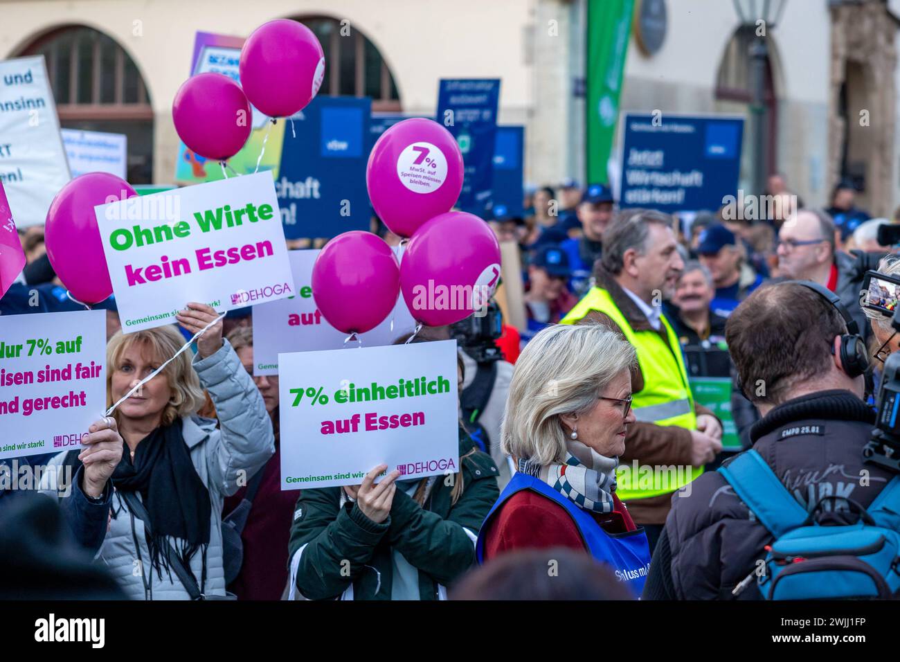 Proteste anlässlich Besuch von Robert Habeck in Nürnberg Tafel mit der ...