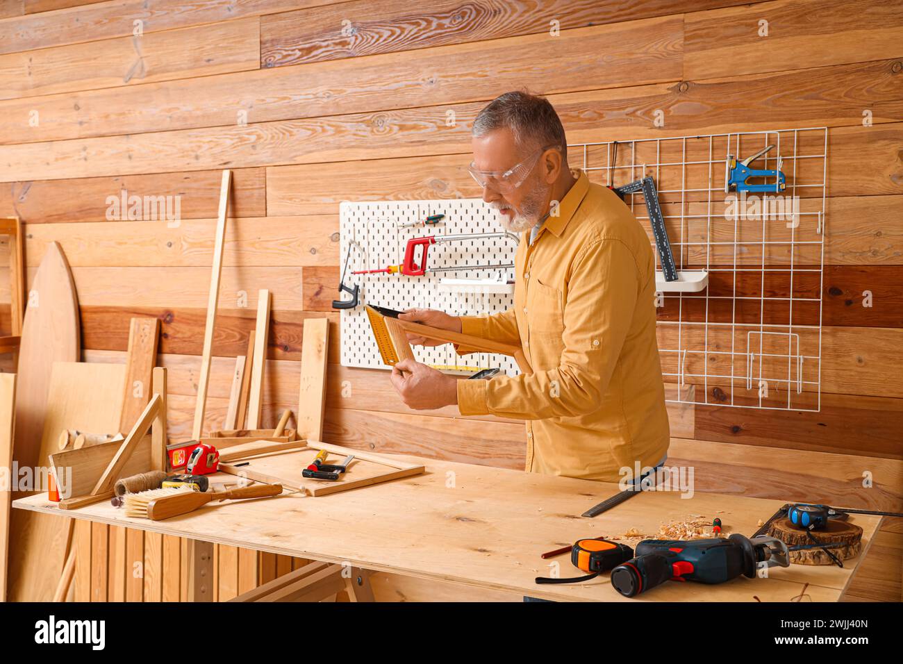 Worker measuring frame hi-res stock photography and images - Alamy
