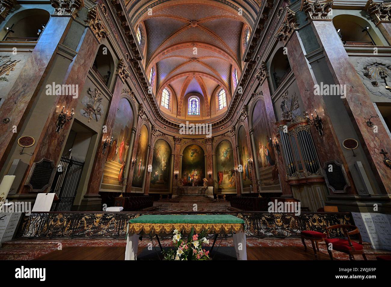 The altar and apse at the Notre-Dame de la Daurade basilica in Toulouse ...
