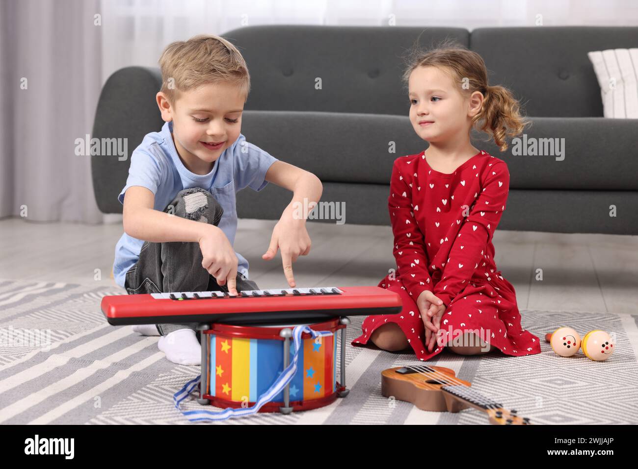 Children playing band instruments hi-res stock photography and images ...