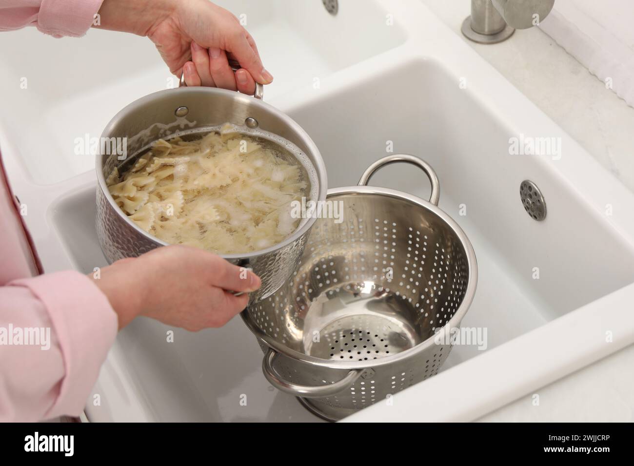 Draining italian pasta hi-res stock photography and images - Alamy