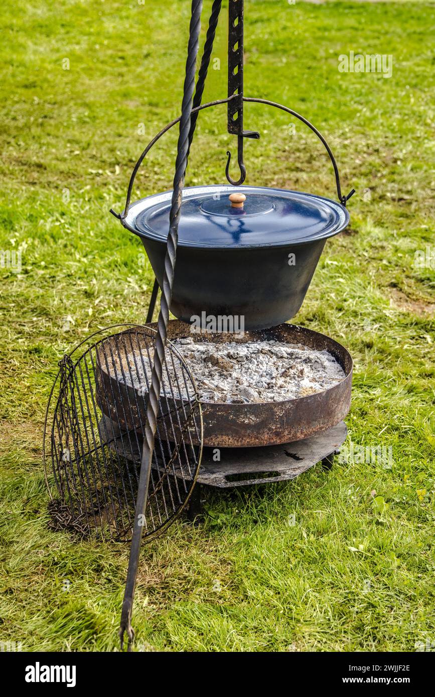 Dutch oven grill hi-res stock photography and images - Alamy