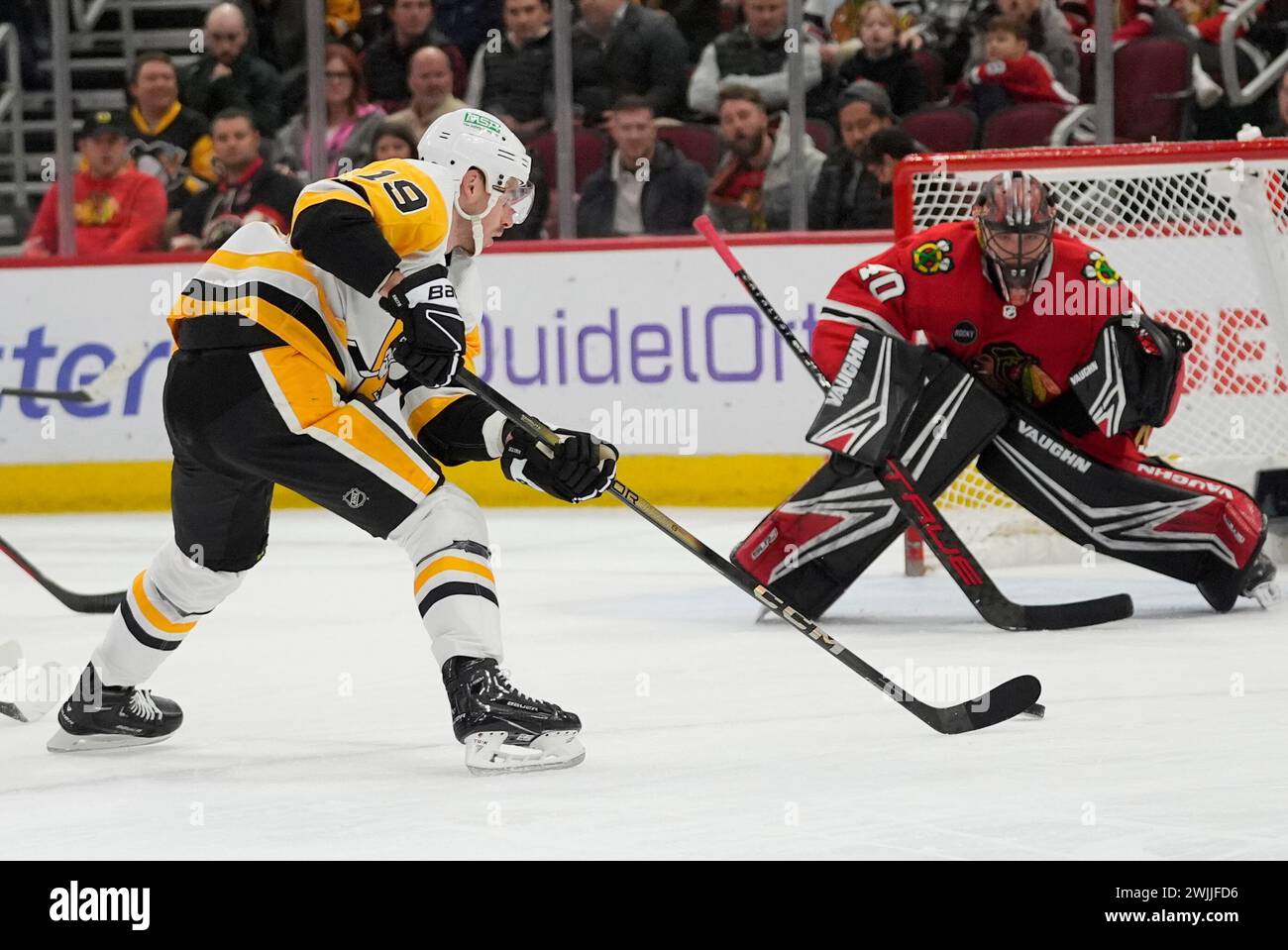 Pittsburgh Penguins right wing Reilly Smith scores on Chicago ...