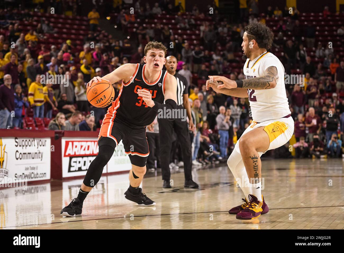 Oregon State Beavers forward Tyler Bilodeau (34) drives toward the ...