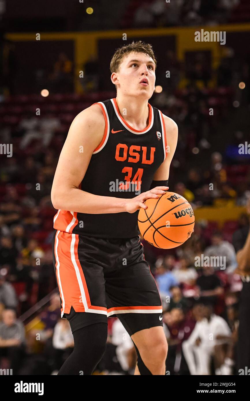 Oregon State Beavers forward Tyler Bilodeau (34) attempts a free throw ...