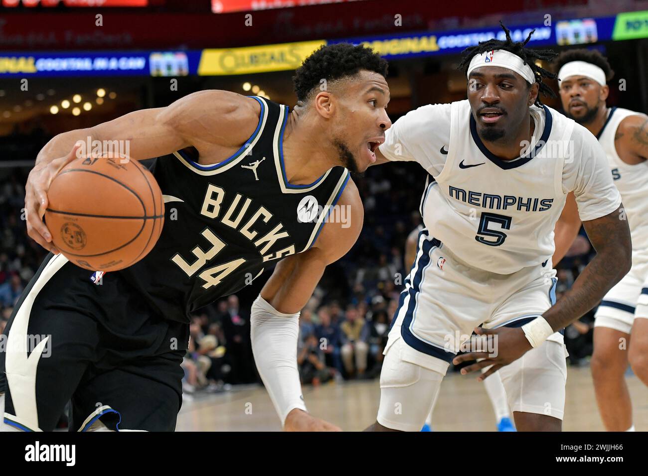 Milwaukee Bucks forward Giannis Antetokounmpo (34) drives against ...