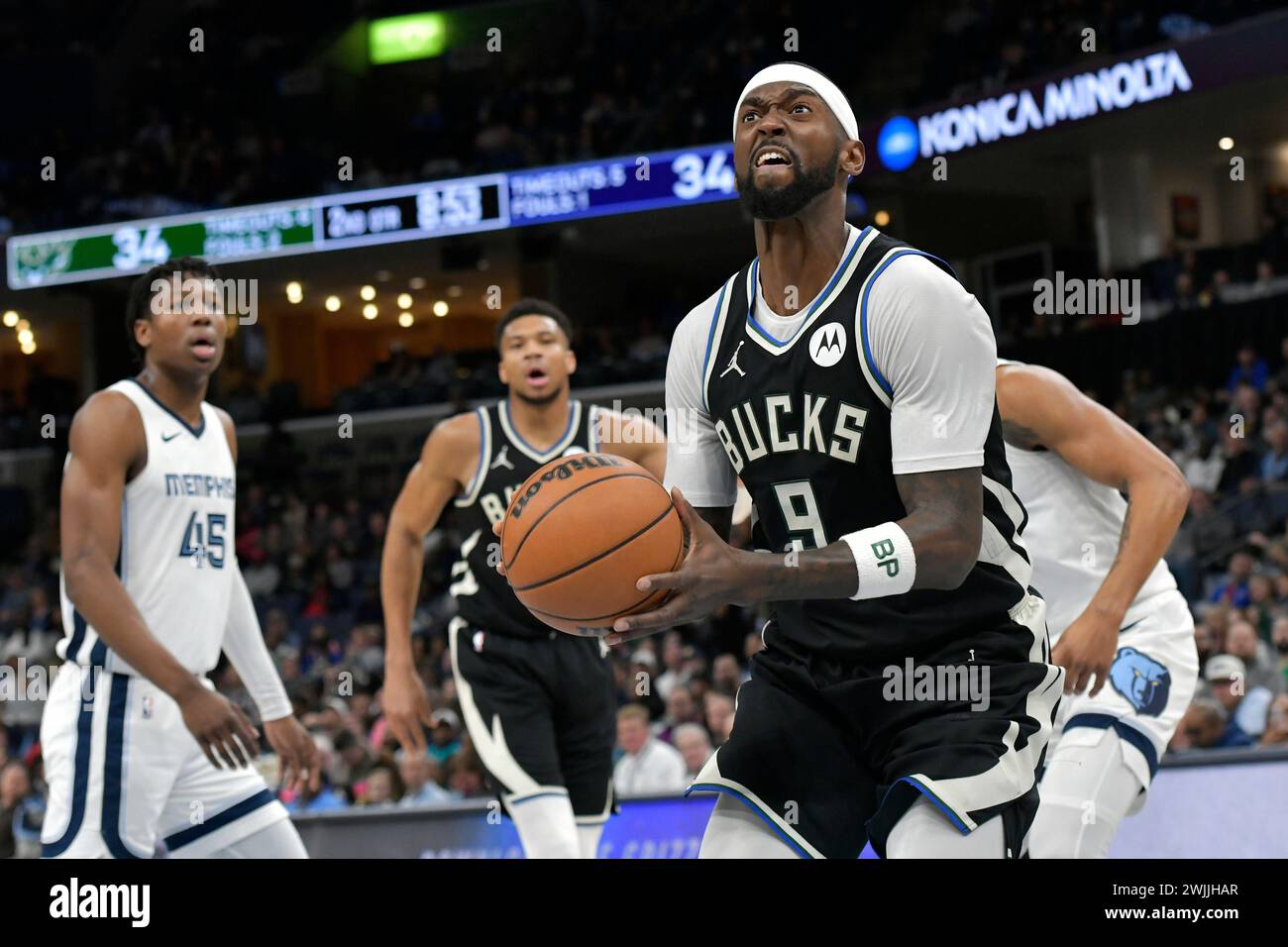 Milwaukee Bucks forward Bobby Portis (9) handles the ball against the ...