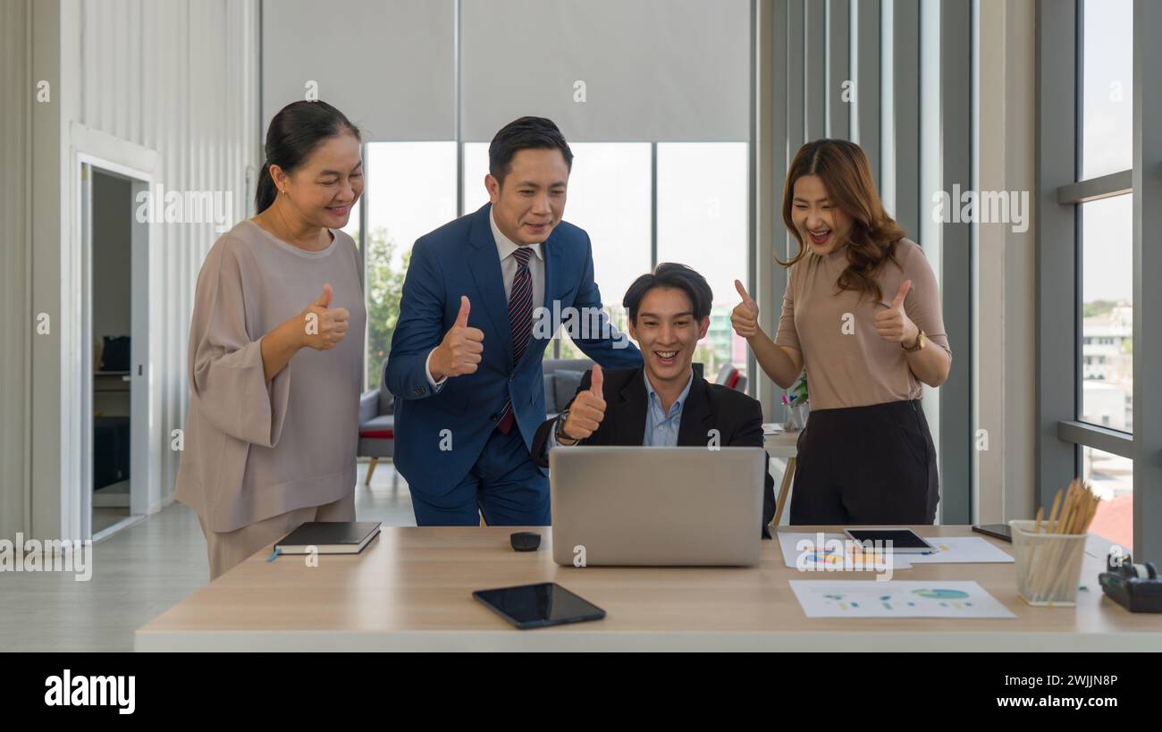 Team work around a table hi-res stock photography and images - Alamy