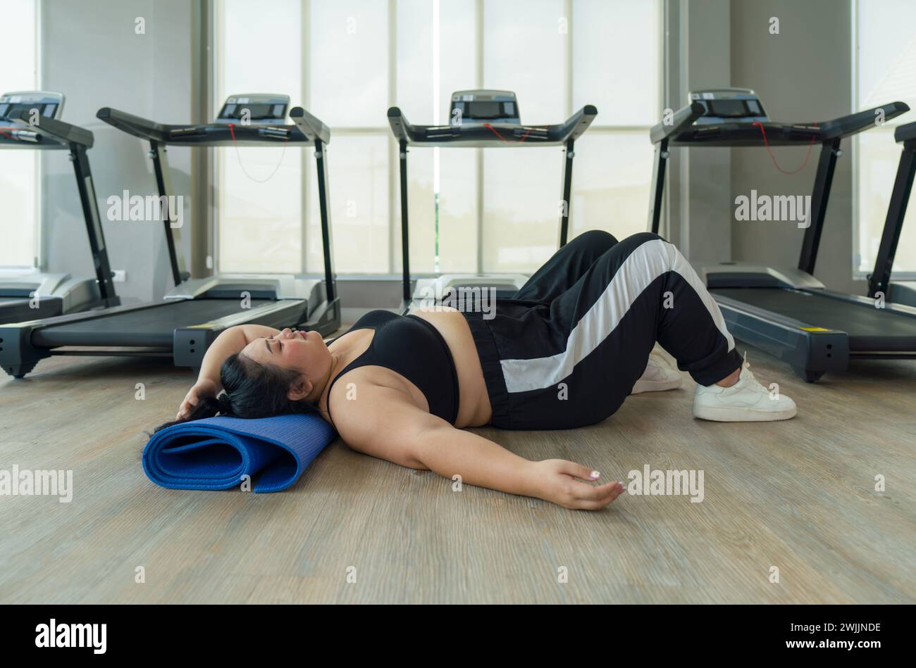 Curvy woman gym hi-res stock photography and images - Alamy