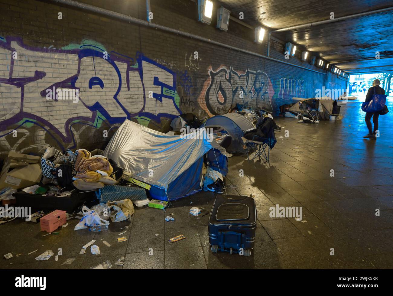 Obdachlose unter der Brücke am Stuttgarter Platz, Lewishamstraße, Charlottenburg, Berlin ...