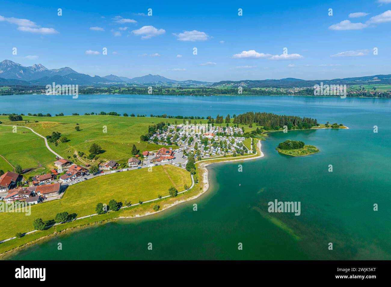 Sommer am Forggensee im Ostallgäu bei Schwangau-Brunnen Ausblick auf ...