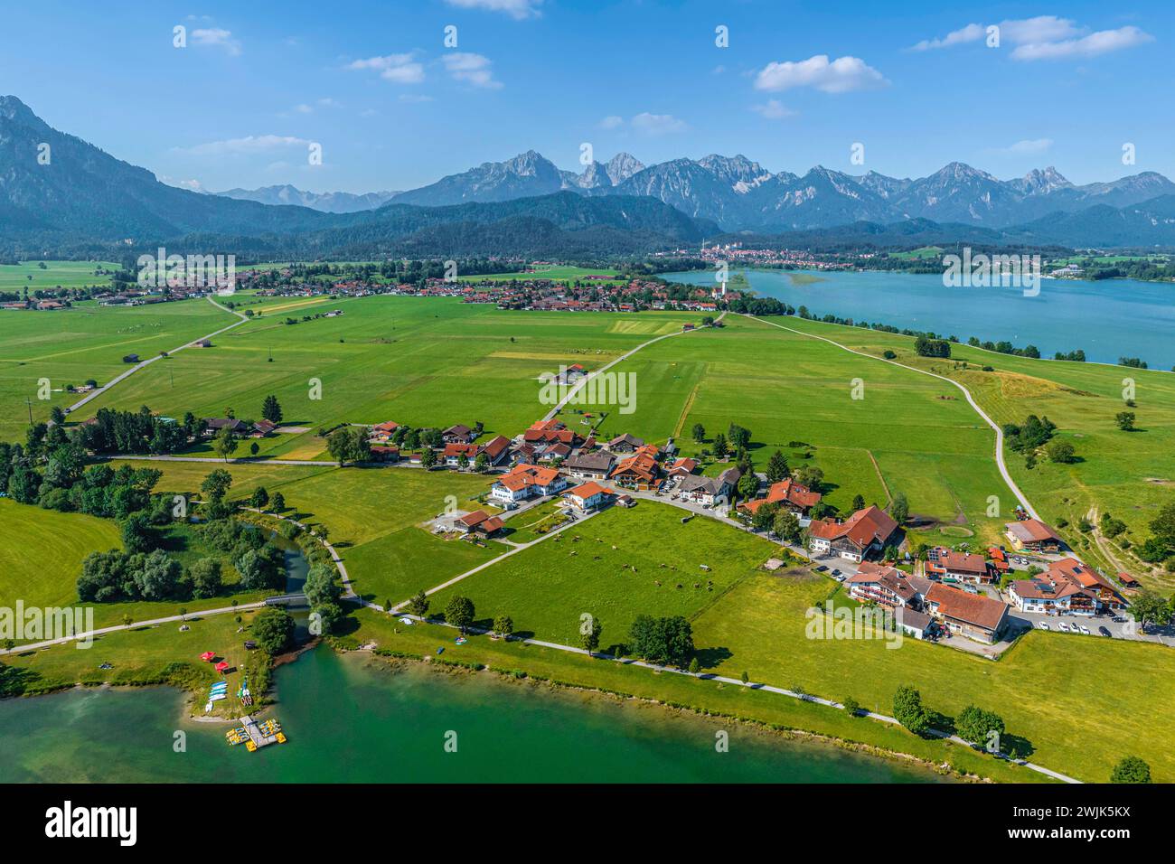 Sommer am Forggensee im Ostallgäu bei Schwangau-Brunnen Ausblick auf ...