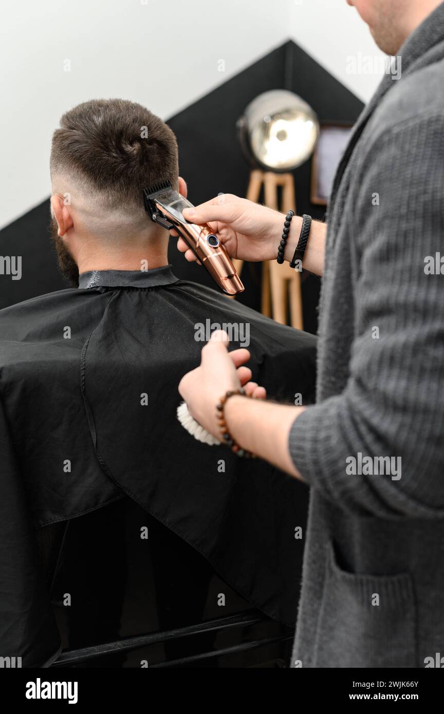 Haircut and alignment of the head contour with a hair clipper and ...