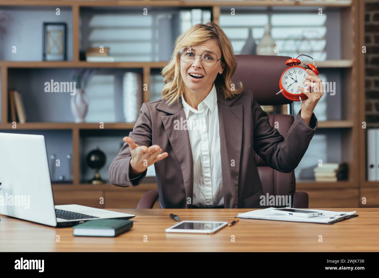 Clock woman senior office hi-res stock photography and images - Alamy