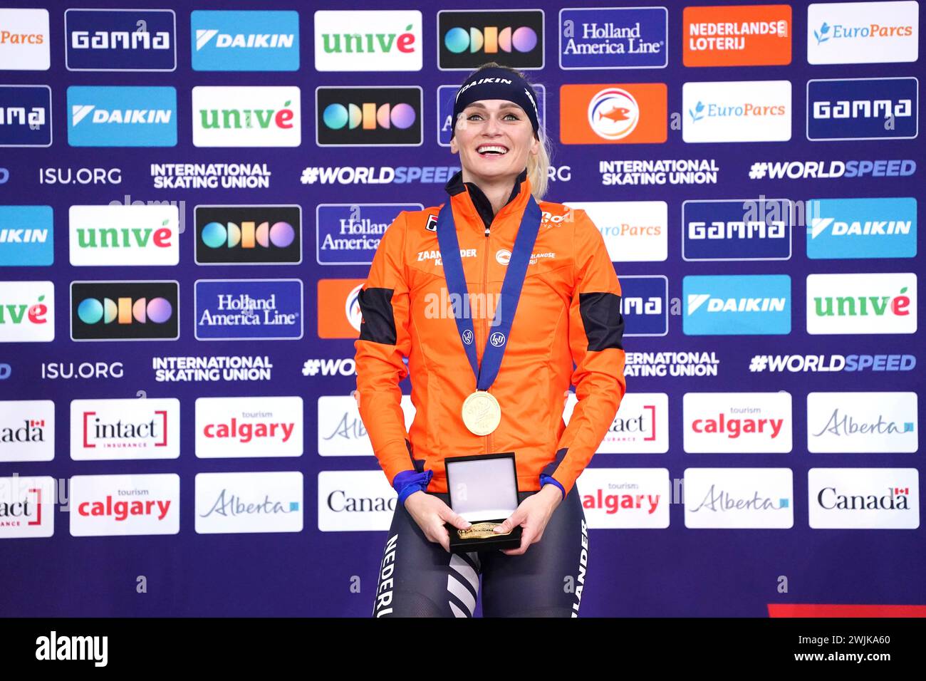15-02-2024 SCHAATSEN: TRAINING WK AFSTANDEN: CALGARY Medal ceremony ...
