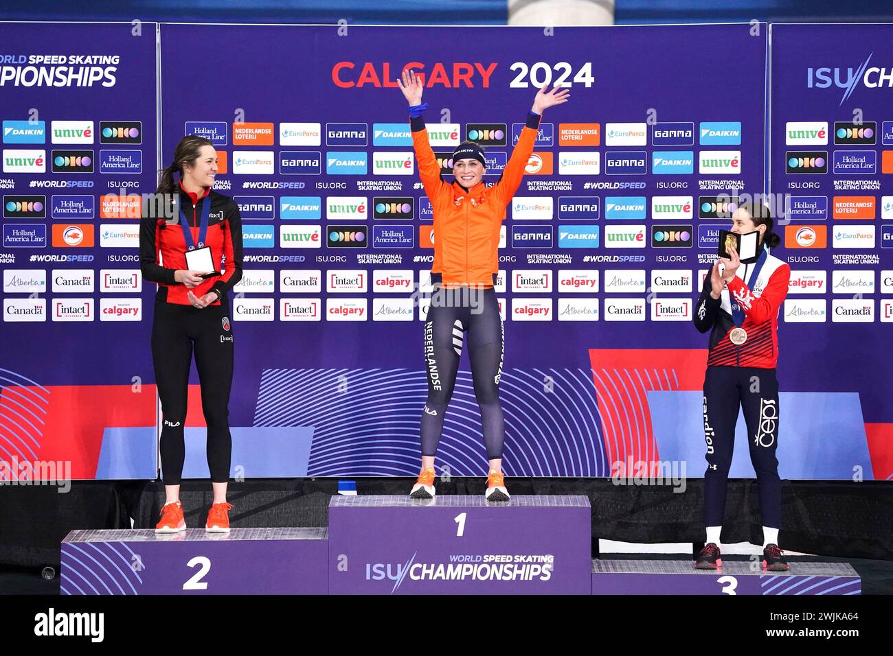15-02-2024 SCHAATSEN: TRAINING WK AFSTANDEN: CALGARY Medal ceremony ...