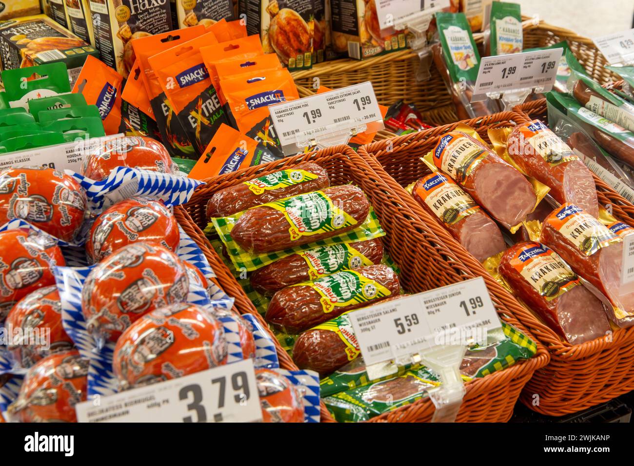 Februar 2024: Wurstwaren im Supermarkt Stock Photo - Alamy