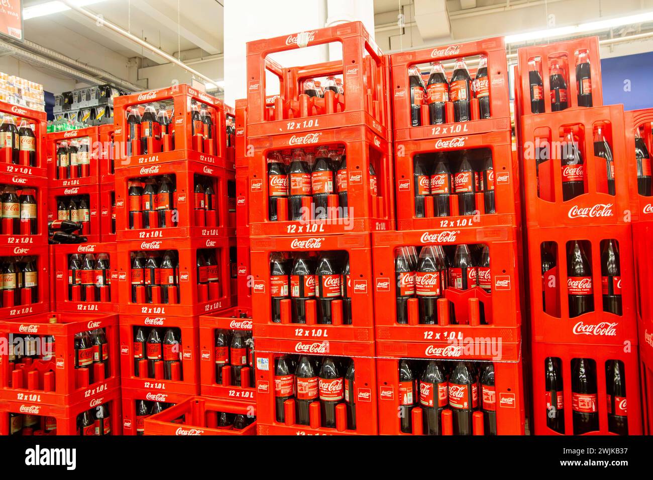 Februar 2024: Coca-Cola-Kisten im Supermarkt *** February 2024 Coca ...