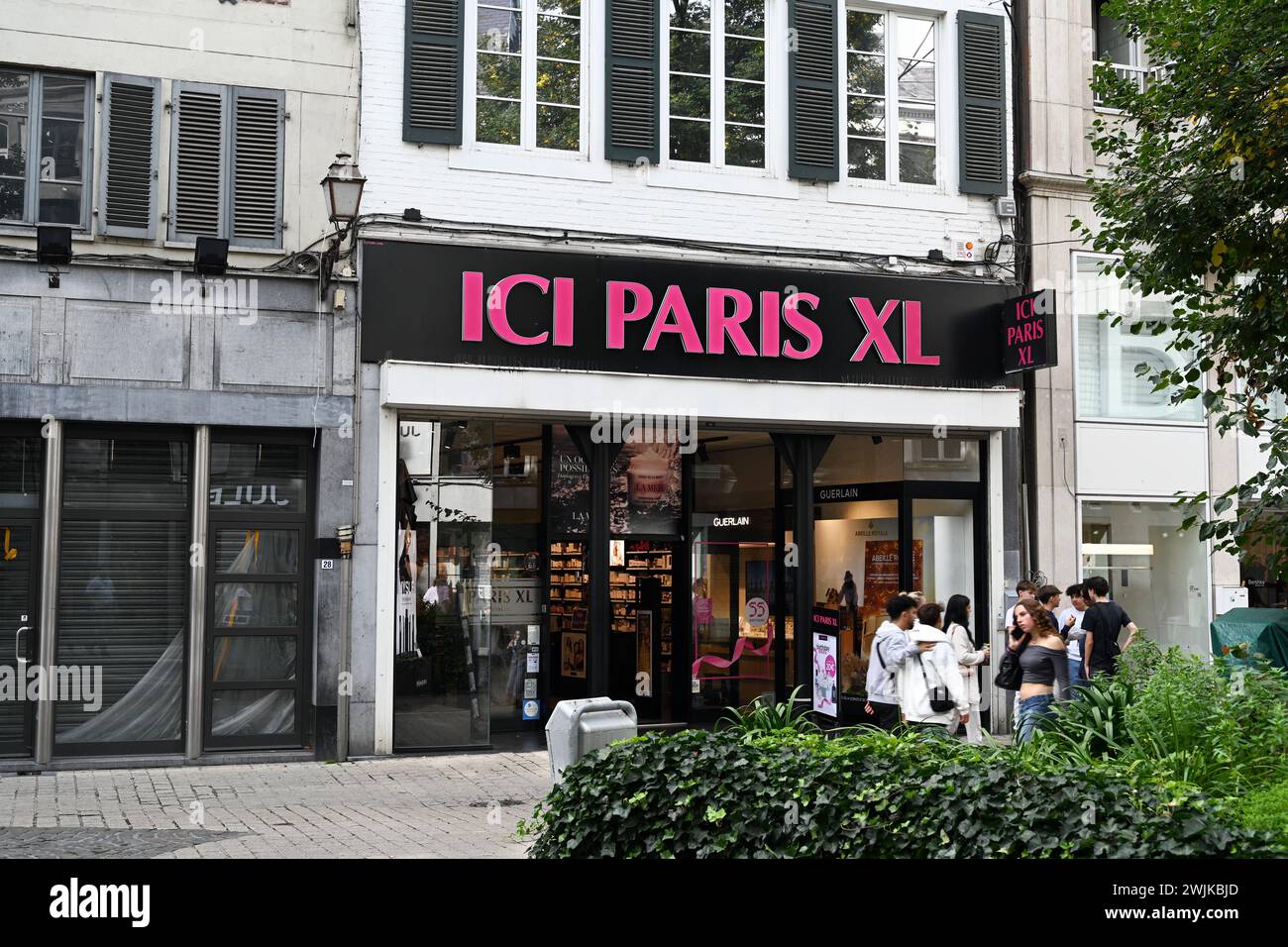 View store sign branch hi-res stock photography and images - Alamy