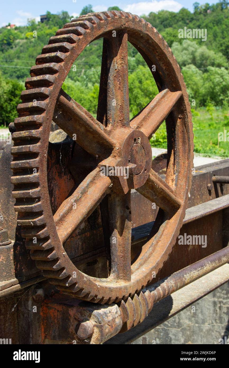 Old iron gears hi-res stock photography and images - Alamy