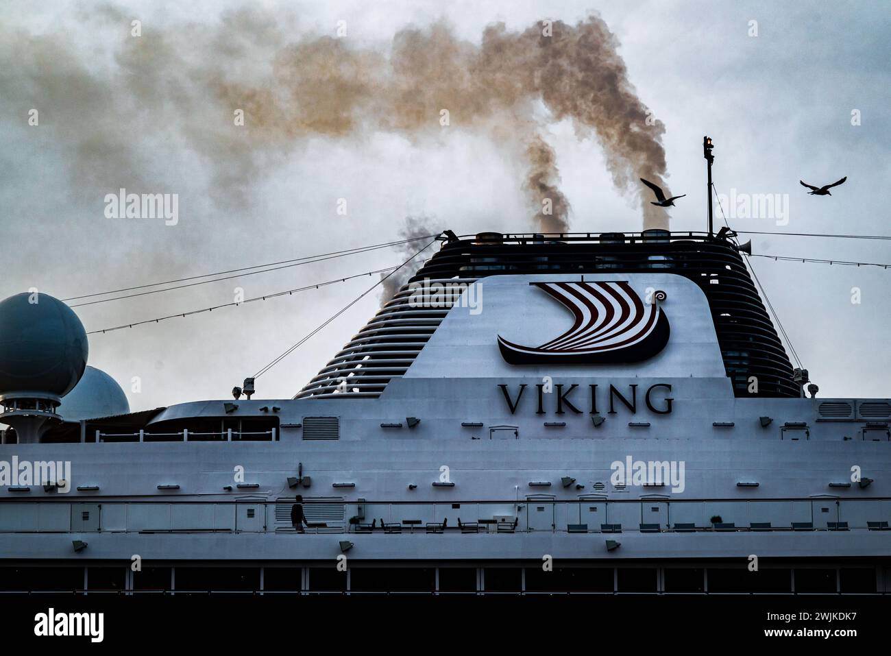 Viking cruise ship’s funnel give off smoke shortly before leaving the ...