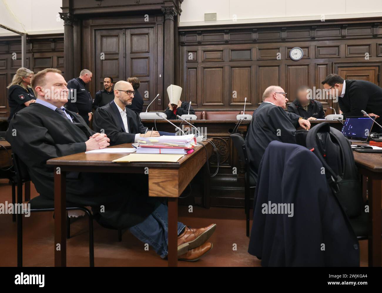 16 February 2024, Hamburg: The defendants (2nd from right and 4th from ...