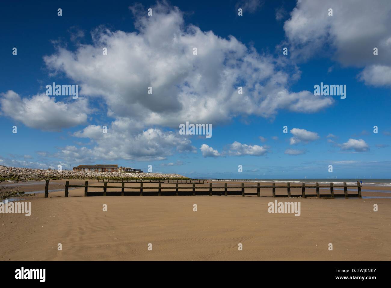 Day sunny endless beach hi-res stock photography and images - Alamy
