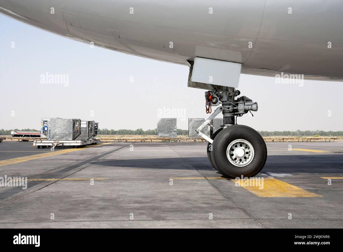 Front landing gear hi-res stock photography and images - Alamy
