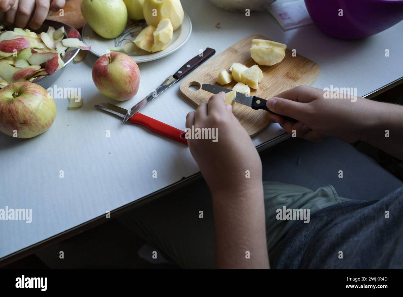 granddaughter bake apple pie. generations. family Stock Photo - Alamy