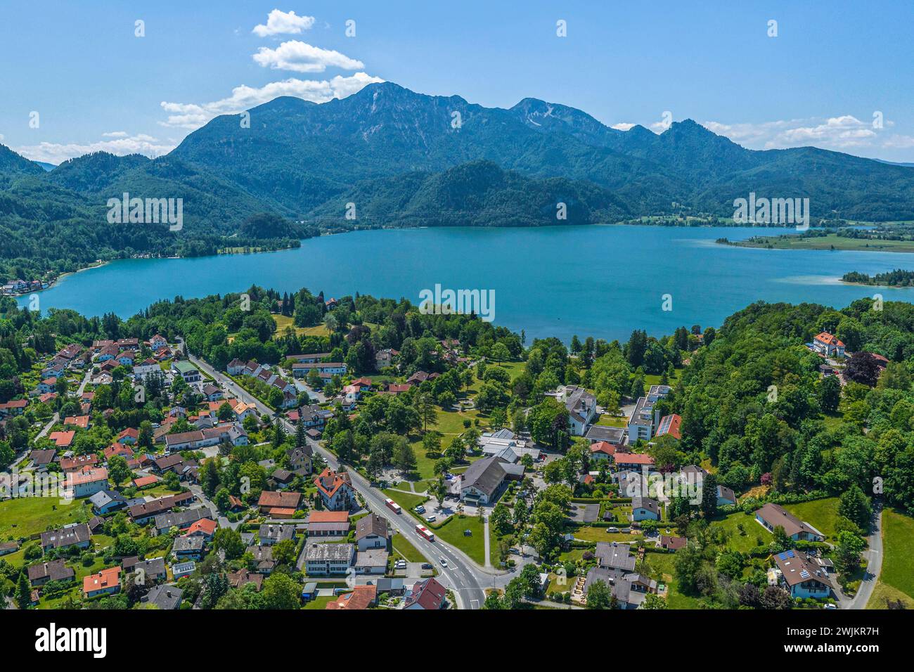 Die Gemeinde Kochel am See in Oberbayern im Luftbild Ausblick auf Kochel am See in der Region ...