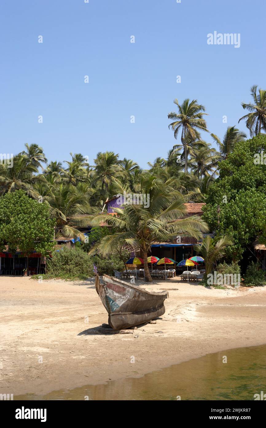Indian small wooden boat hi-res stock photography and images - Alamy