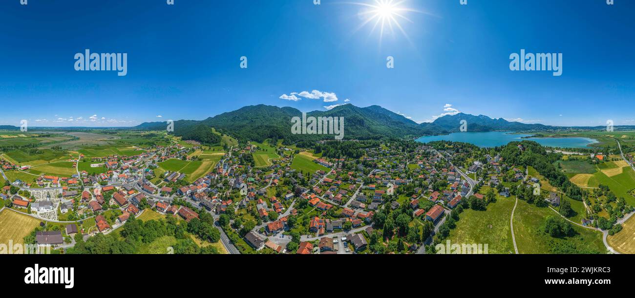 Die Gemeinde Kochel am See in Oberbayern im Luftbild Ausblick auf Kochel am See in der Region ...