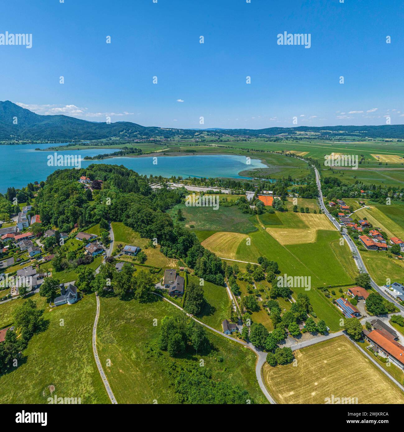 Die Gemeinde Kochel am See in Oberbayern im Luftbild Ausblick auf Kochel am See in der Region ...
