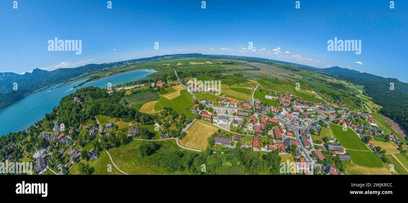Die Gemeinde Kochel am See in Oberbayern im Luftbild Ausblick auf Kochel am See in der Region ...