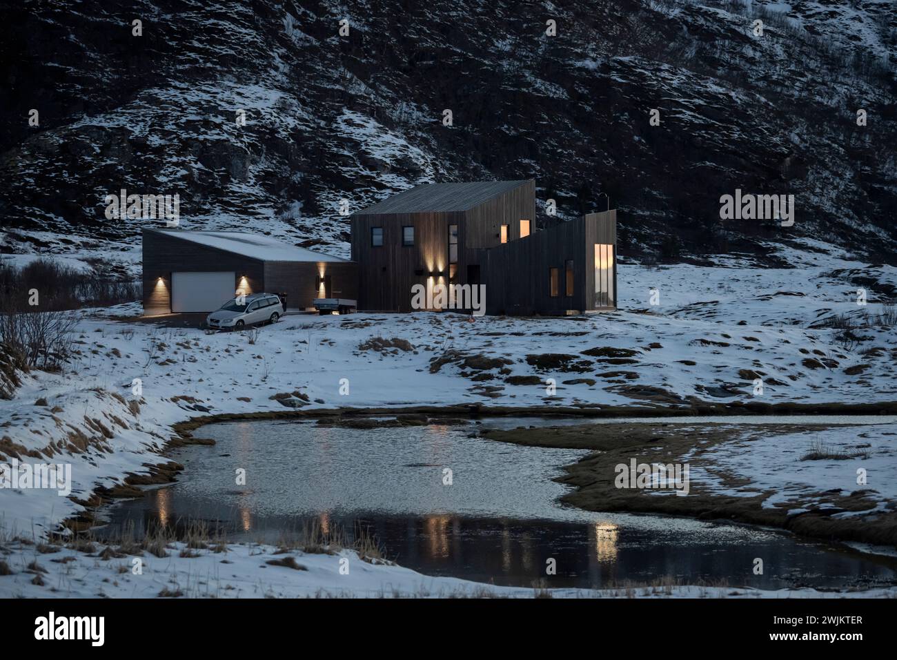Illuminated house hi-res stock photography and images - Alamy