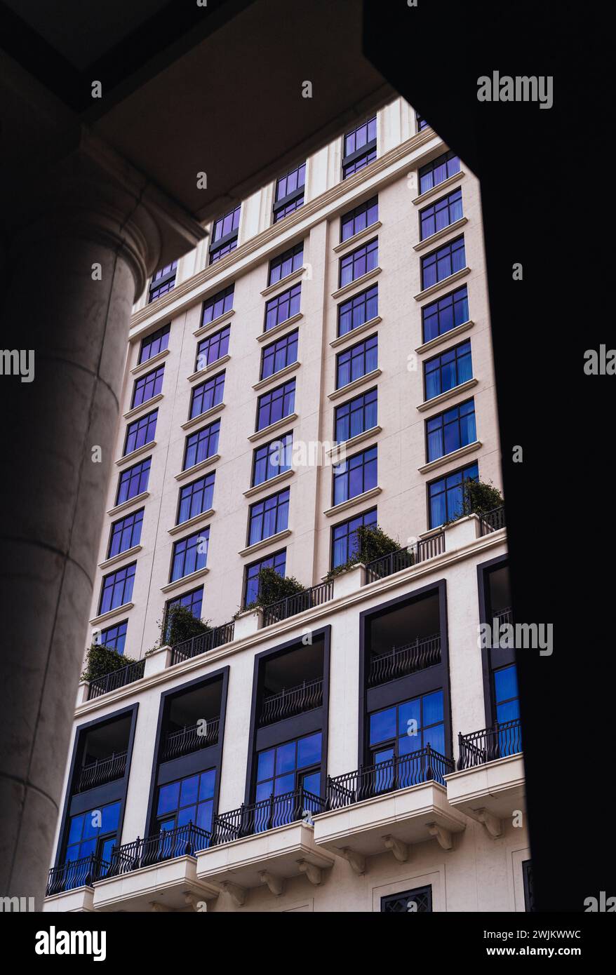 modern office building with windows coral gables miami Stock Photo - Alamy