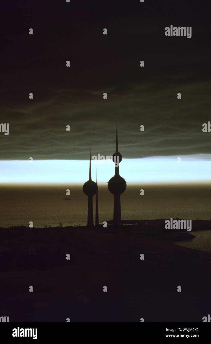 First Gulf War: 12th March 1991 Day is turned to night in Kuwait City ...