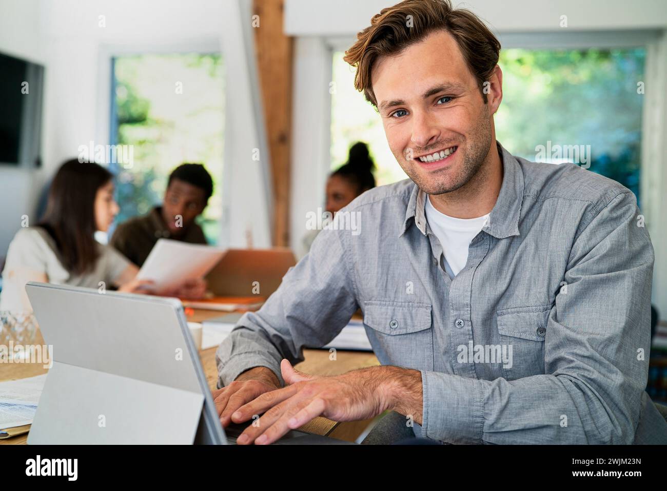 Business people camera working hi-res stock photography and images - Alamy