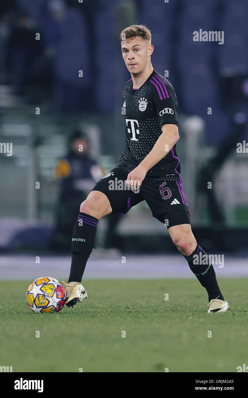 Bayern Munich's German midfielder Joshua Kimmich controls the ball ...