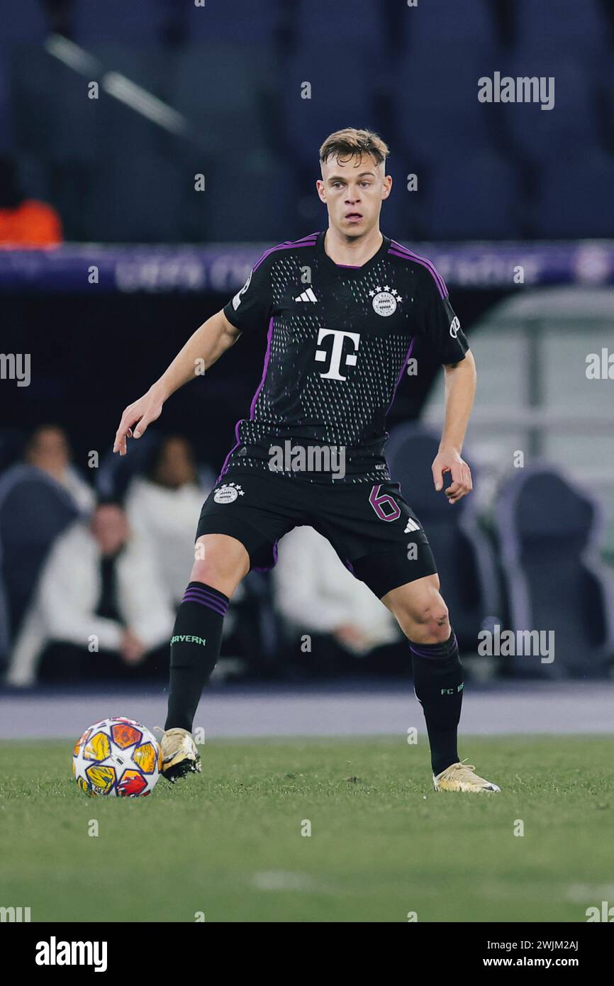 Bayern Munich's German midfielder Joshua Kimmich controls the ball ...