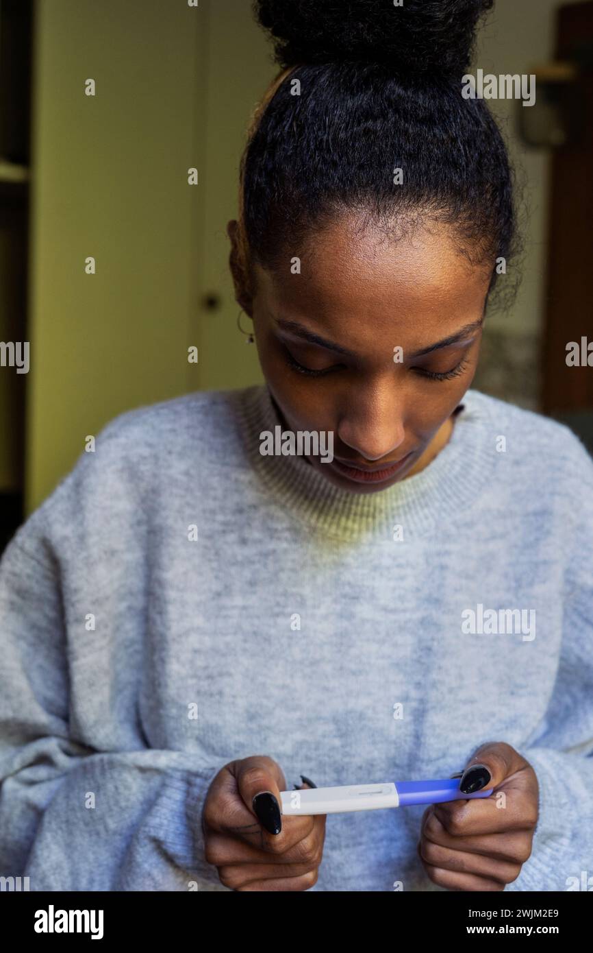 Pregnancy test kit positive results hi-res stock photography and images ...