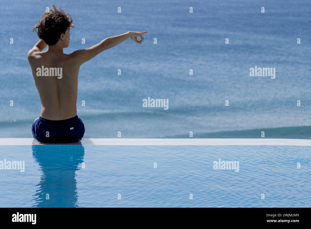 Man pointing horizon hi-res stock photography and images - Alamy