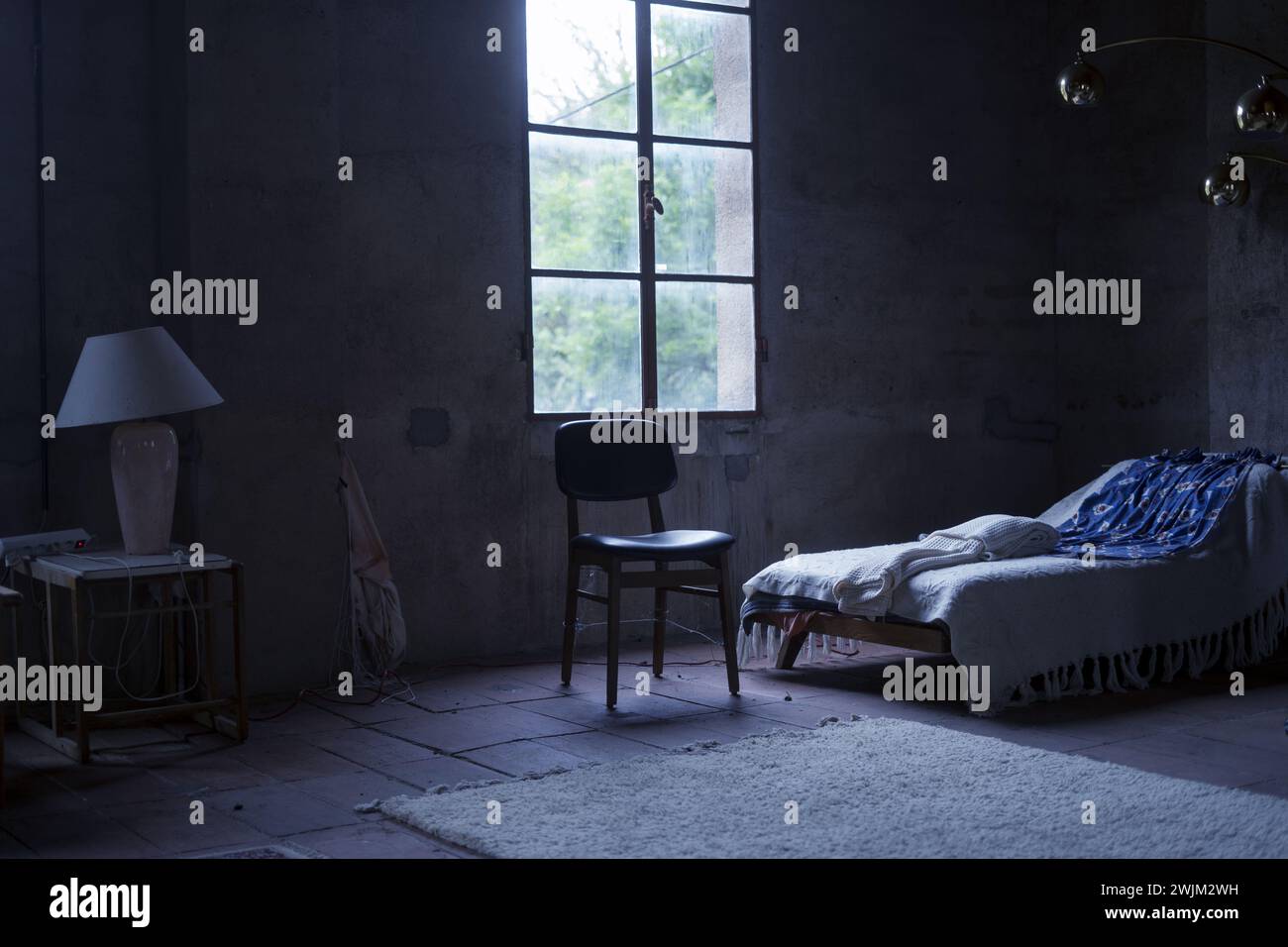 Dimly lit empty room hi-res stock photography and images - Alamy