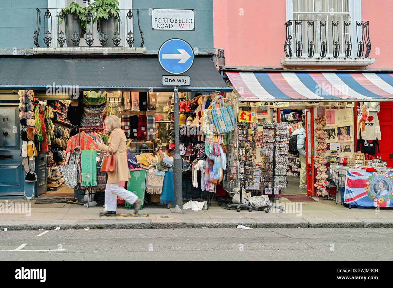 Urban market scen hi-res stock photography and images - Alamy