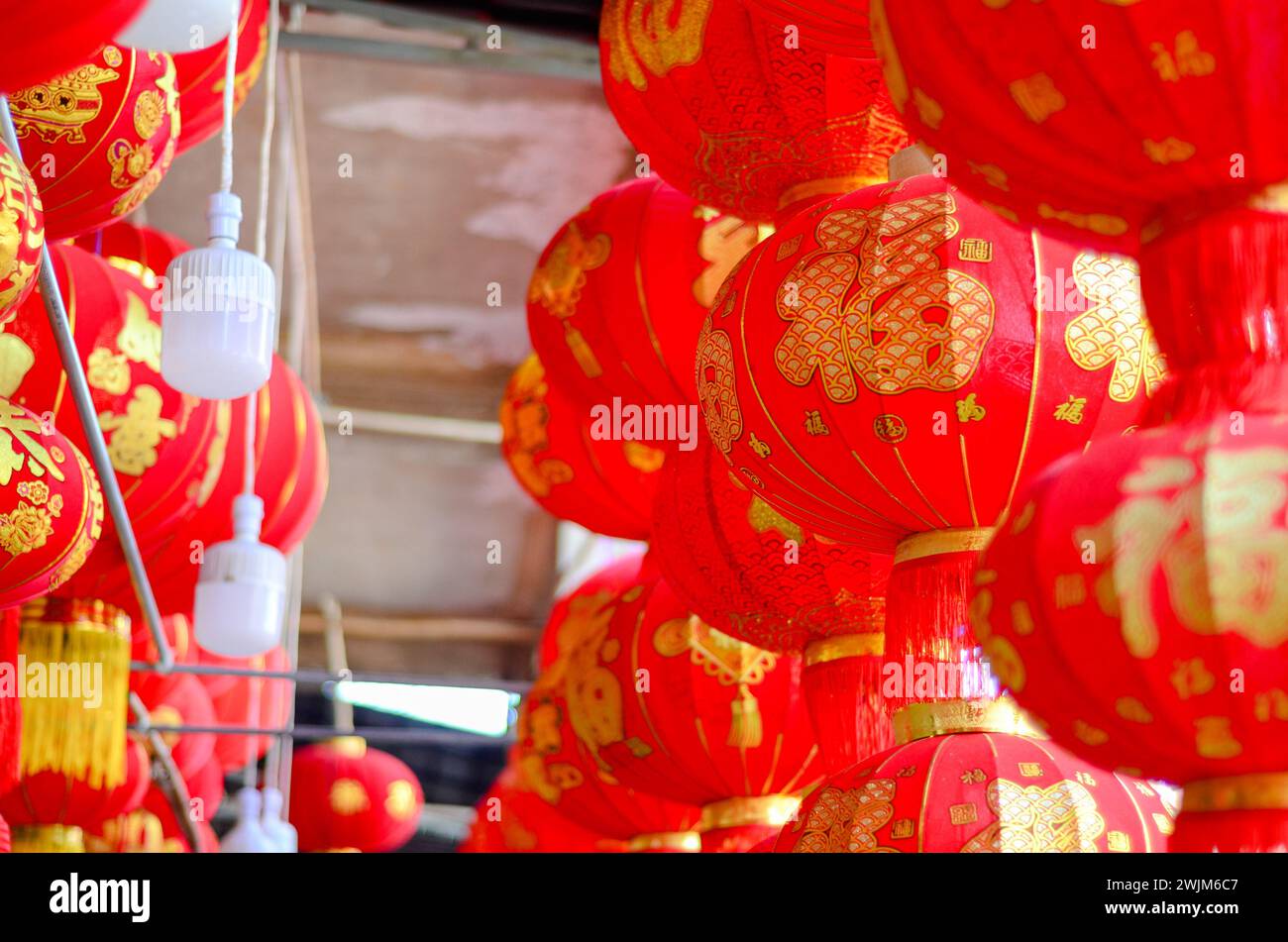 The traditional Chinese red lanterns hanging in front of people’s house ...