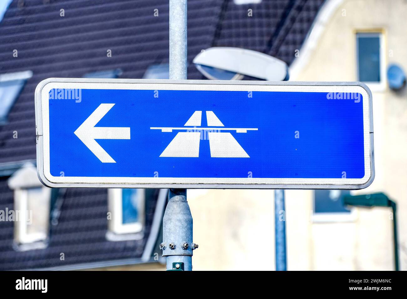 Düsseldorf 16.02.2024 Autobahnschild Verkehrszeichen Autobahnauffahrt ...